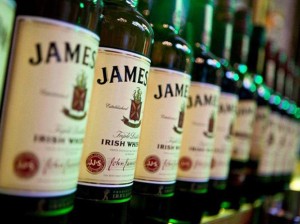 Aprenda a fazer 4 drinks com Jameson para comemorar o Saint Patrick's Day.