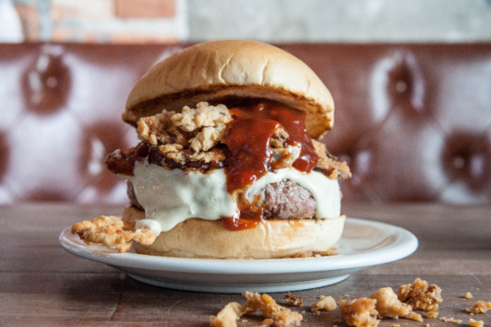 Holy Burger lança novo cardápio e Delivery