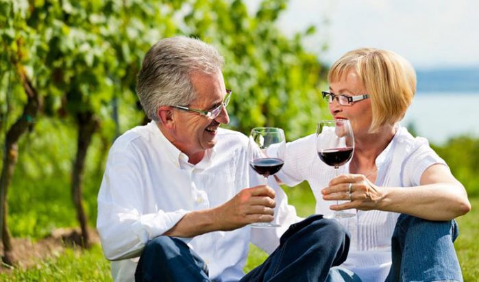 Beber vinho todas as noites é o segredo pra viver mais de 90 anos, diz ...